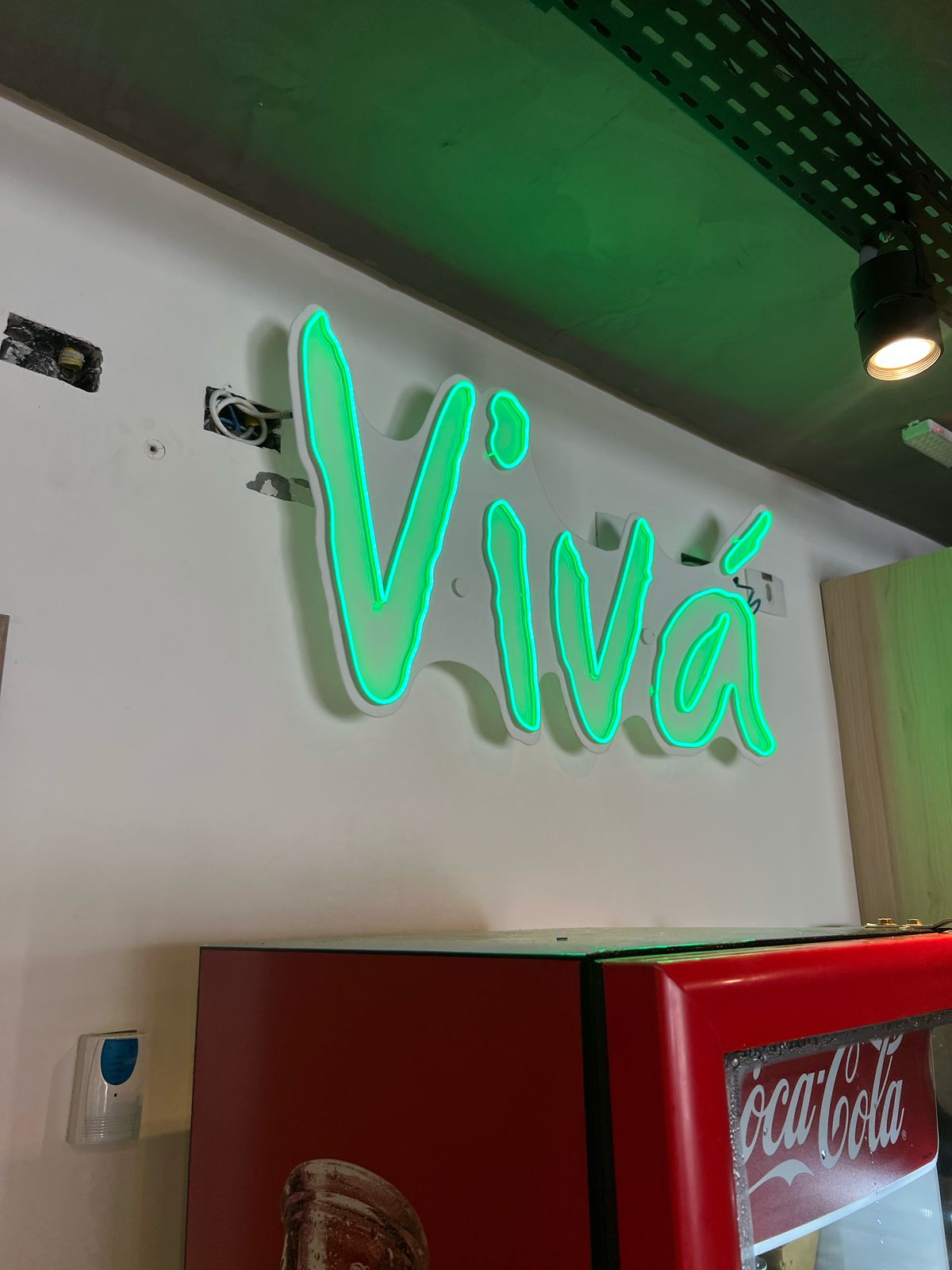 Letreiro em LED Neon com Acrílico Branco e Iluminação Verde - PHF ...